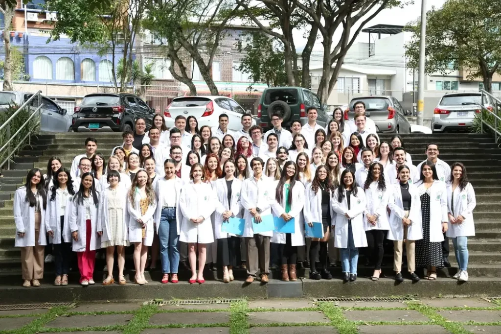 UCR: La UCR supera su último récord de aprobación del 2025 y vuelve a ...